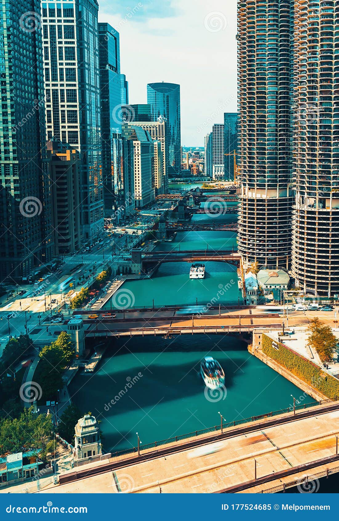 Chicago River with Boats and Traffic Stock Image - Image of landmark ...