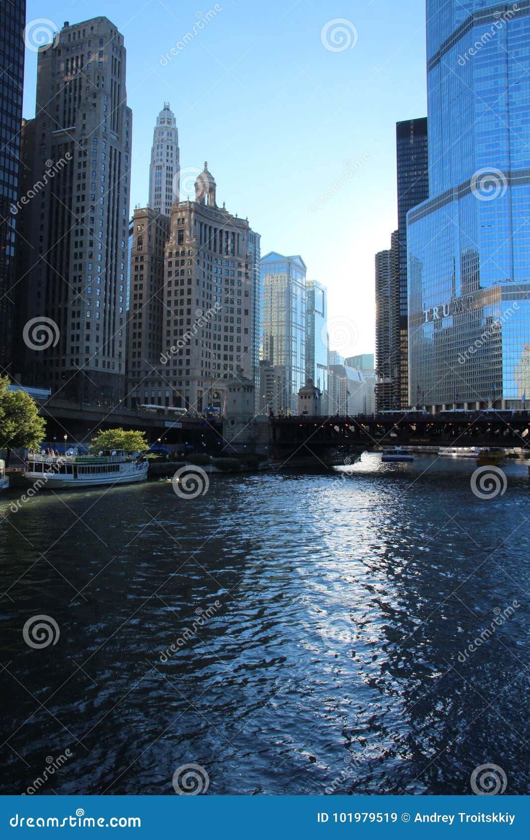 Chicago river editorial stock image. Image of height - 101979519