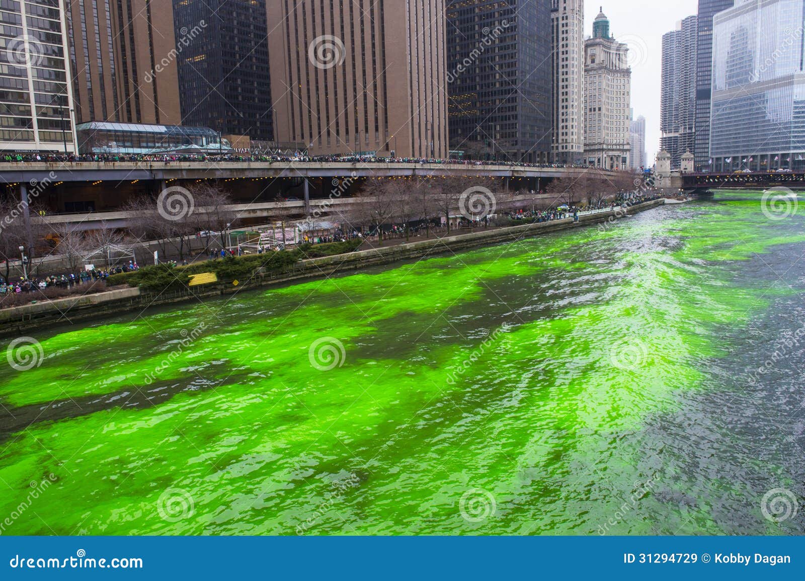Chicago River dyed green editorial stock image. Image of event - 31294729