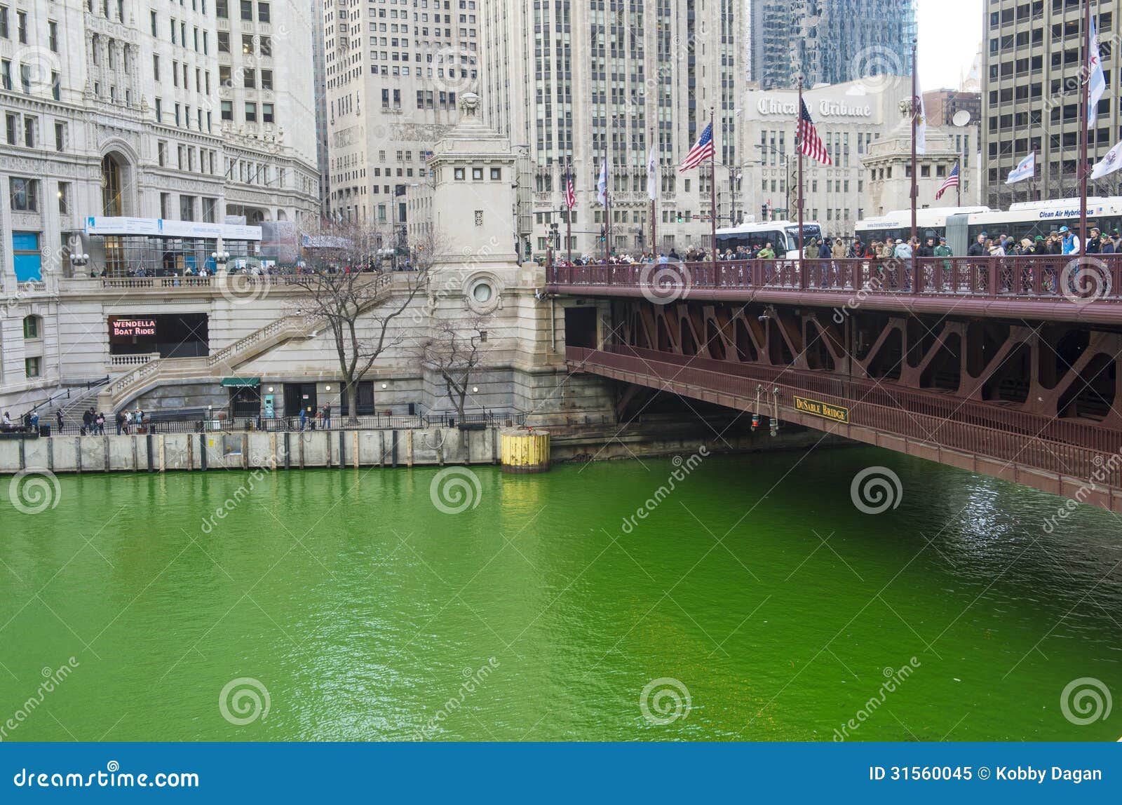 Chicago River dyed green editorial image. Image of spectators - 31560045