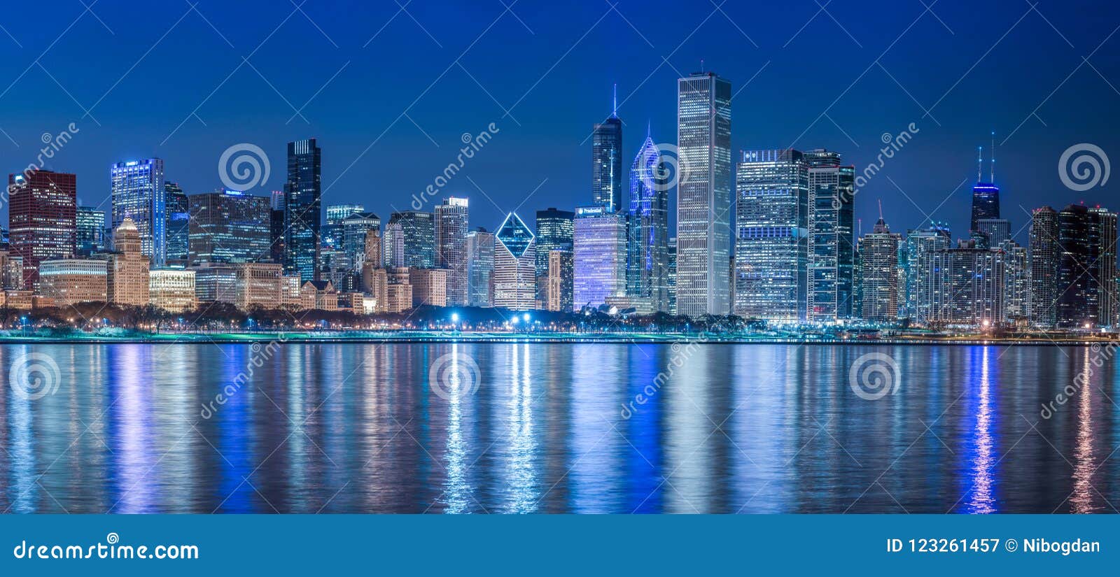 Chicago Skyline at sunset editorial photography. Image of tower - 123261457