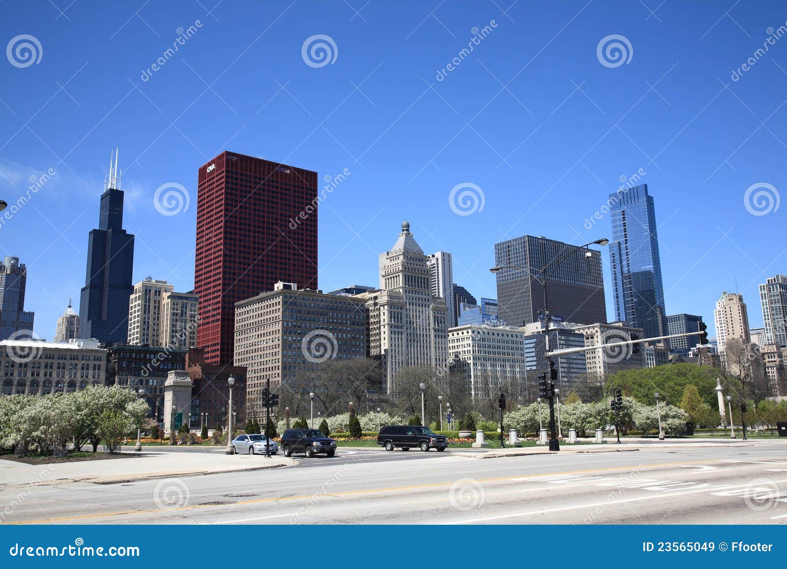 Chicago Street Corner and Skyline Editorial Stock Image - Image of ...