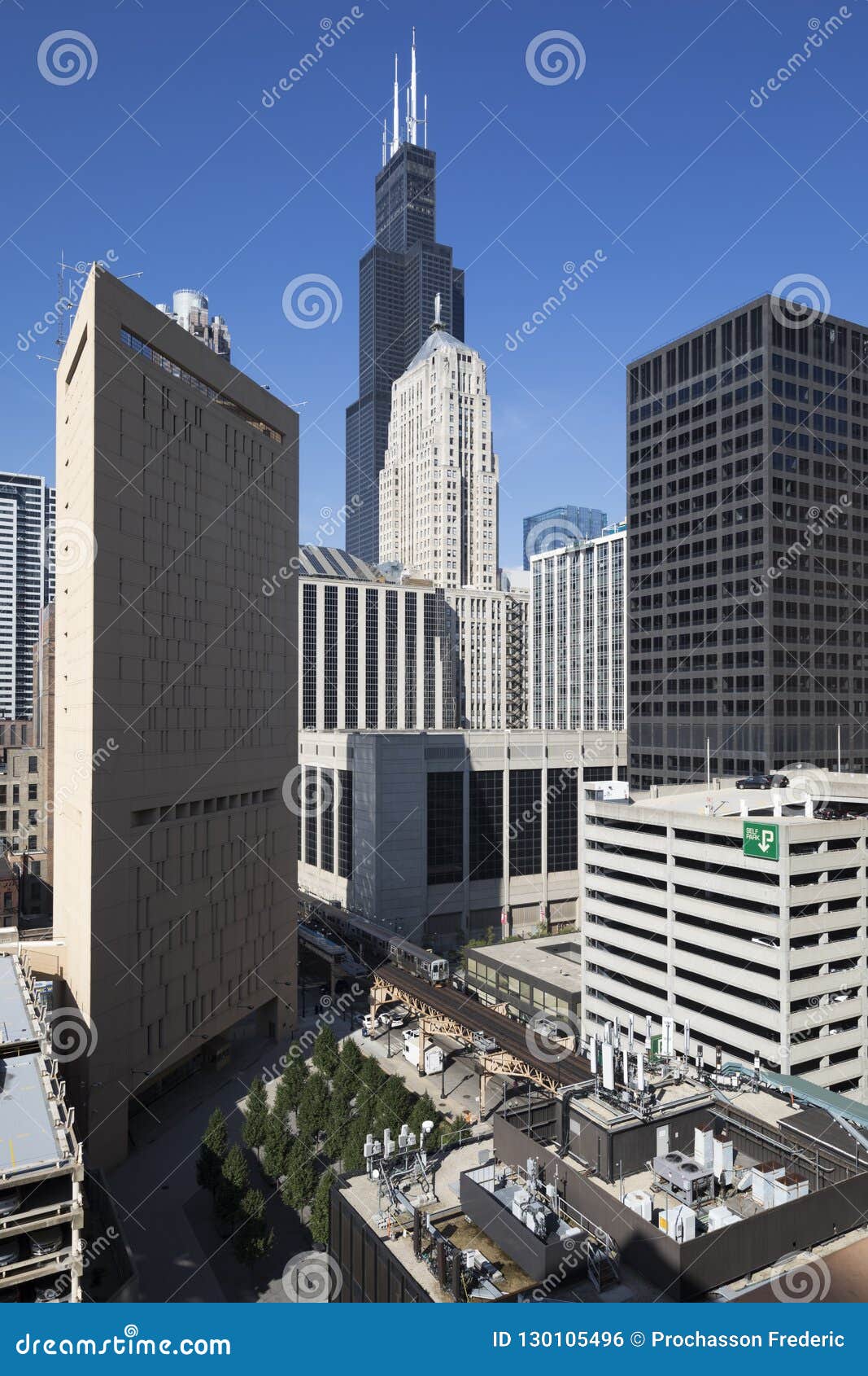 Chicago vertical building editorial photo. Image of city - 130105496