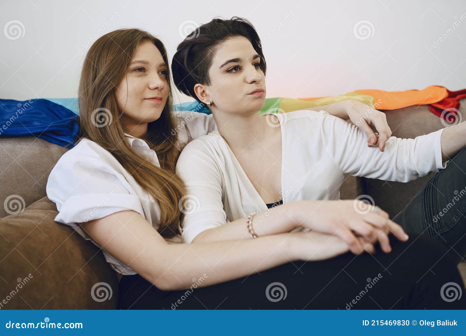 Chicas Lesbianas Para Abrazarse En El Sofá Y Revelar La Televisión Foto