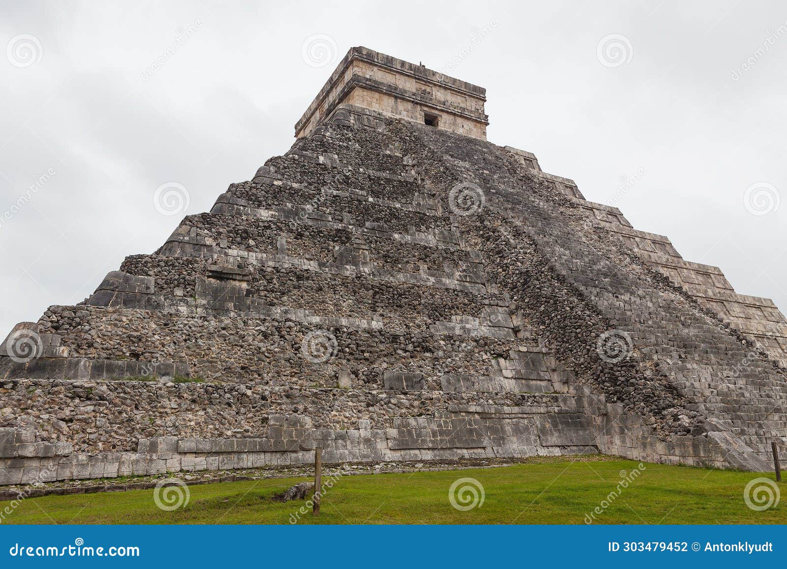 Beautiful View of the Maya Pyramid in Chichén Itzá, Mexico Stock Photo ...
