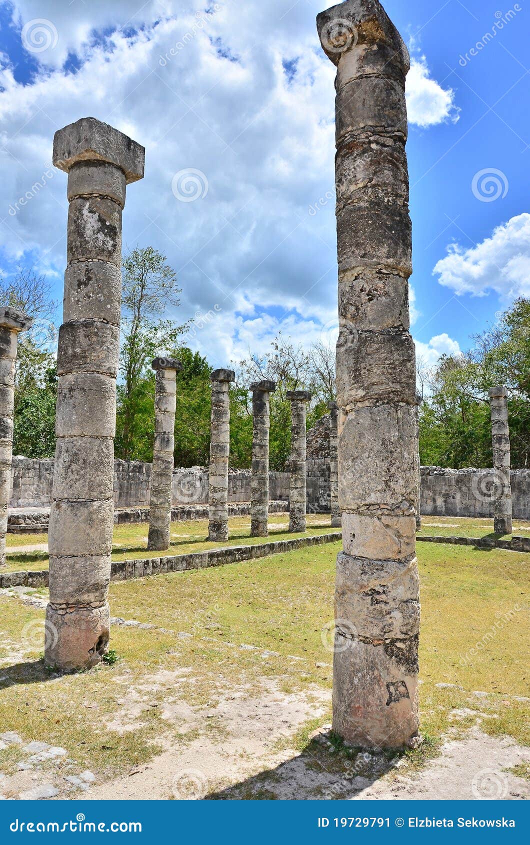 Chichen Itza - Grupo De Mil Columnas Imagen de archivo - Imagen de maya ...
