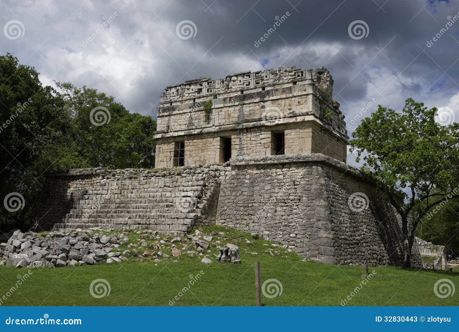 Chichen Itza - Maison Colorada (Chambre Rouge) Image stock - Image du ...