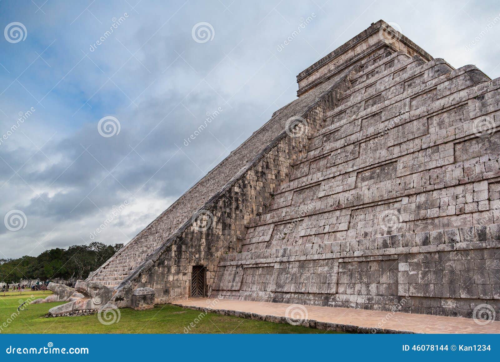 Chichen Itza, Mayan Pyramid, Yucatan, Mexico. Stock Photo - Image of ...