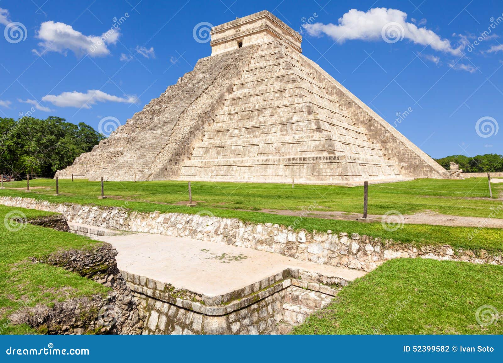 Chichen Itza, Piramide Maya Nel Messico Fotografia Stock - Immagine di ...
