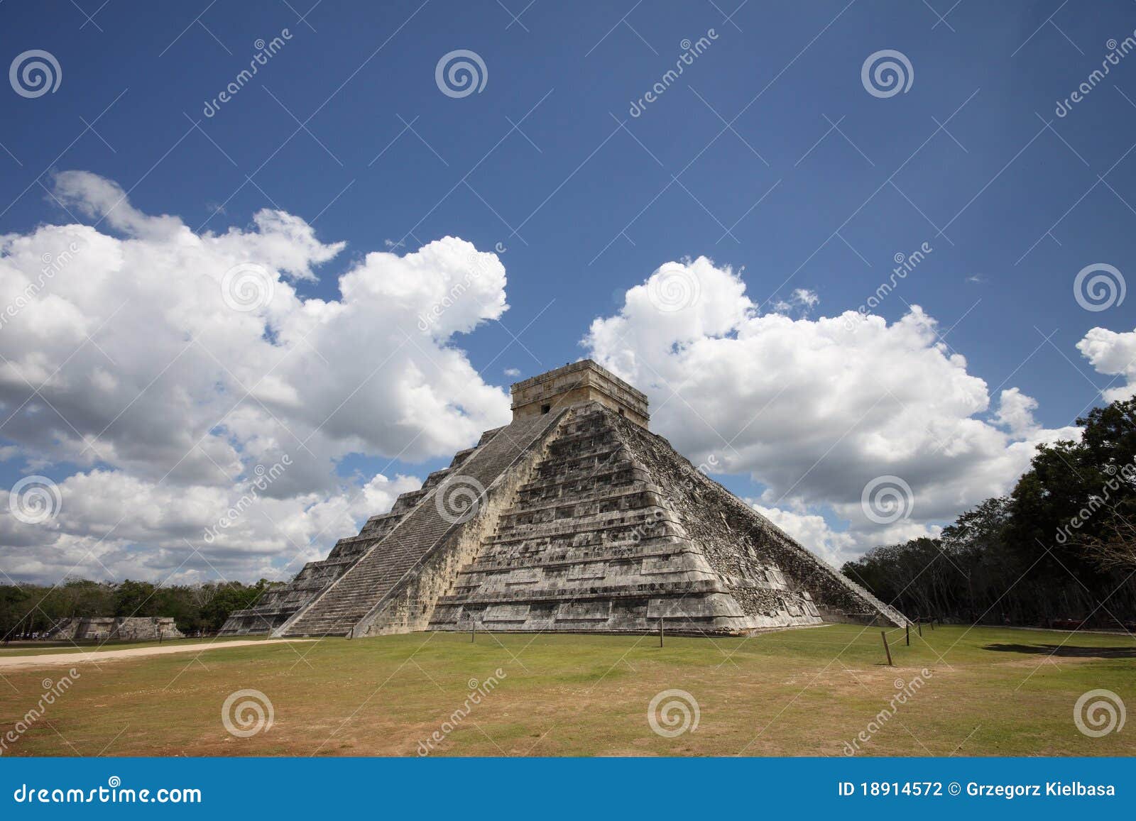 Chichen Itza pyramid stock photo. Image of mayan, chichen - 18914572