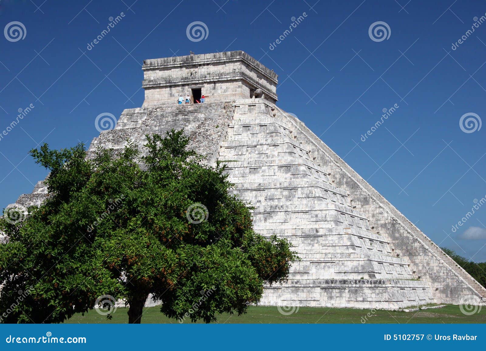Chichen Itza pyramid stock image. Image of cult, archaeological - 5102757