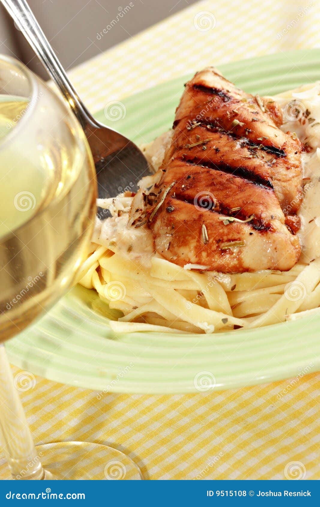 Chicken Alfredo Pasta Dinner Stock Photo - Image of close, noodle: 9515108