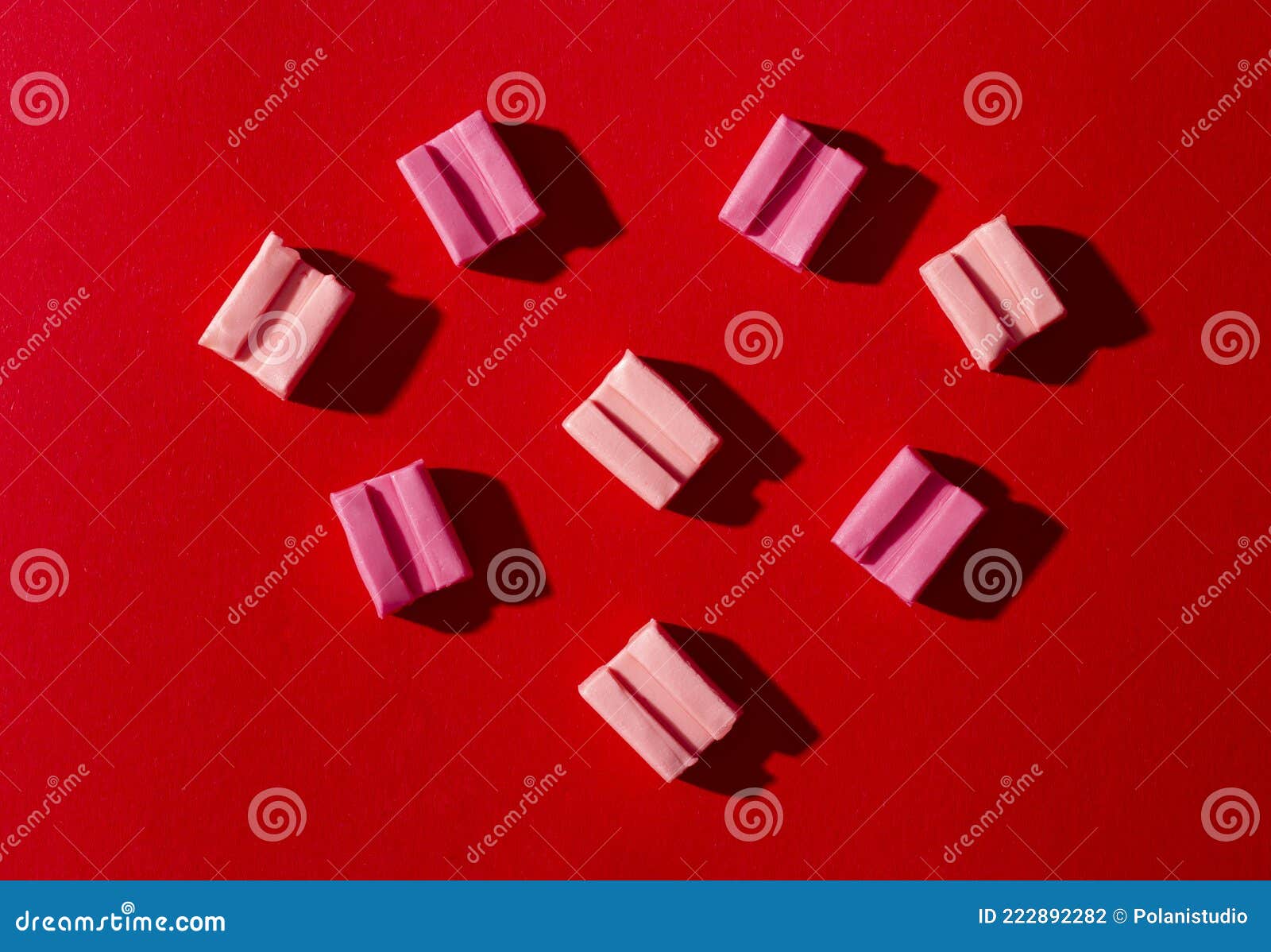 Chicle rosa con fondo rojo foto de archivo. Imagen de macro - 222892282
