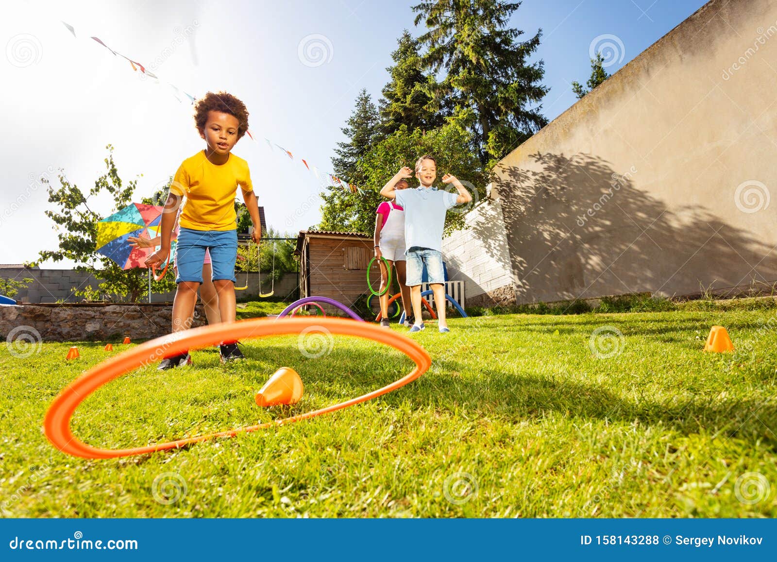 Chico Arroja Aros Hula Apuntando Al Cono Foto de archivo - Imagen de ...