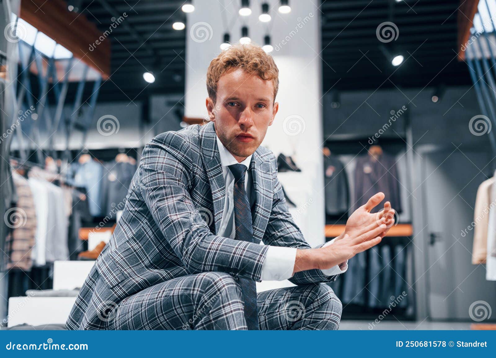 Chico Joven De Tienda Moderna Con Ropa Nueva. Ropa Costosa Elegante ... Chico Joven De Tienda Moderna Con Ropa Nueva. Ropa Costosa Elegante ...