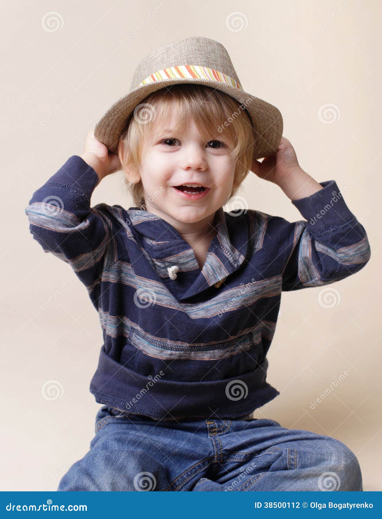 Chid en Fedora Hat: Moda foto de archivo. Imagen de manera - 38500112