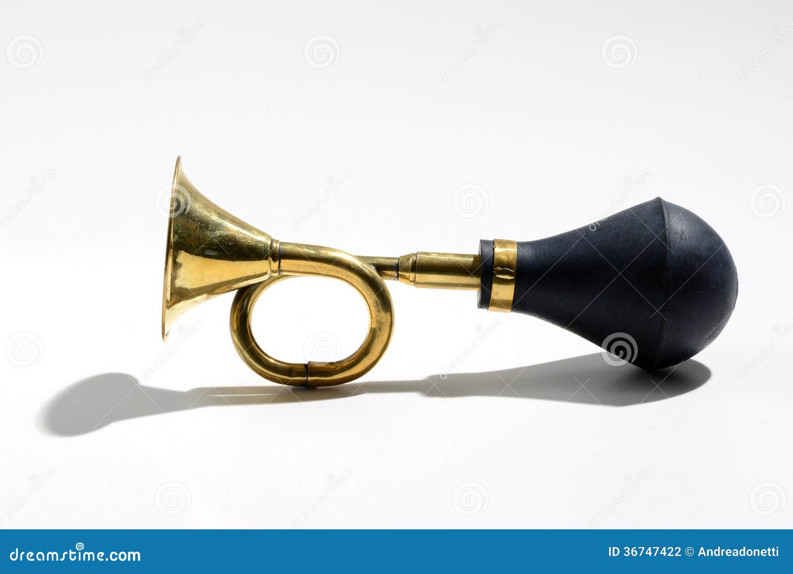 Chifre De Bronze Velho Da Trombeta Ou De Carro Foto de Stock - Imagem ...