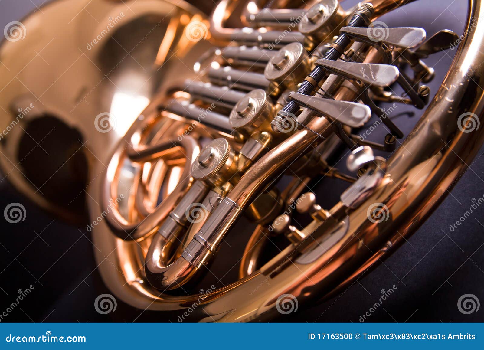 Chifre francês foto de stock. Imagem de instrumento, dedo - 17163500