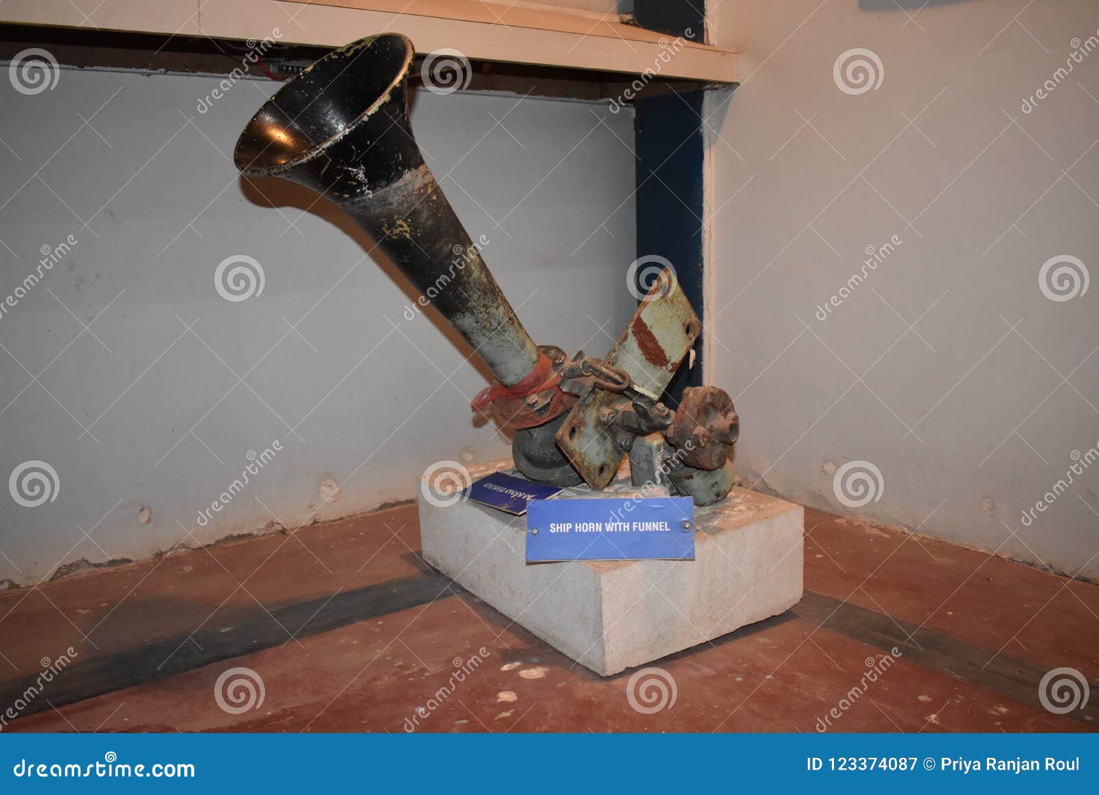 Chifre Velho Do Navio Com Funil Fotografia Editorial - Imagem de ...