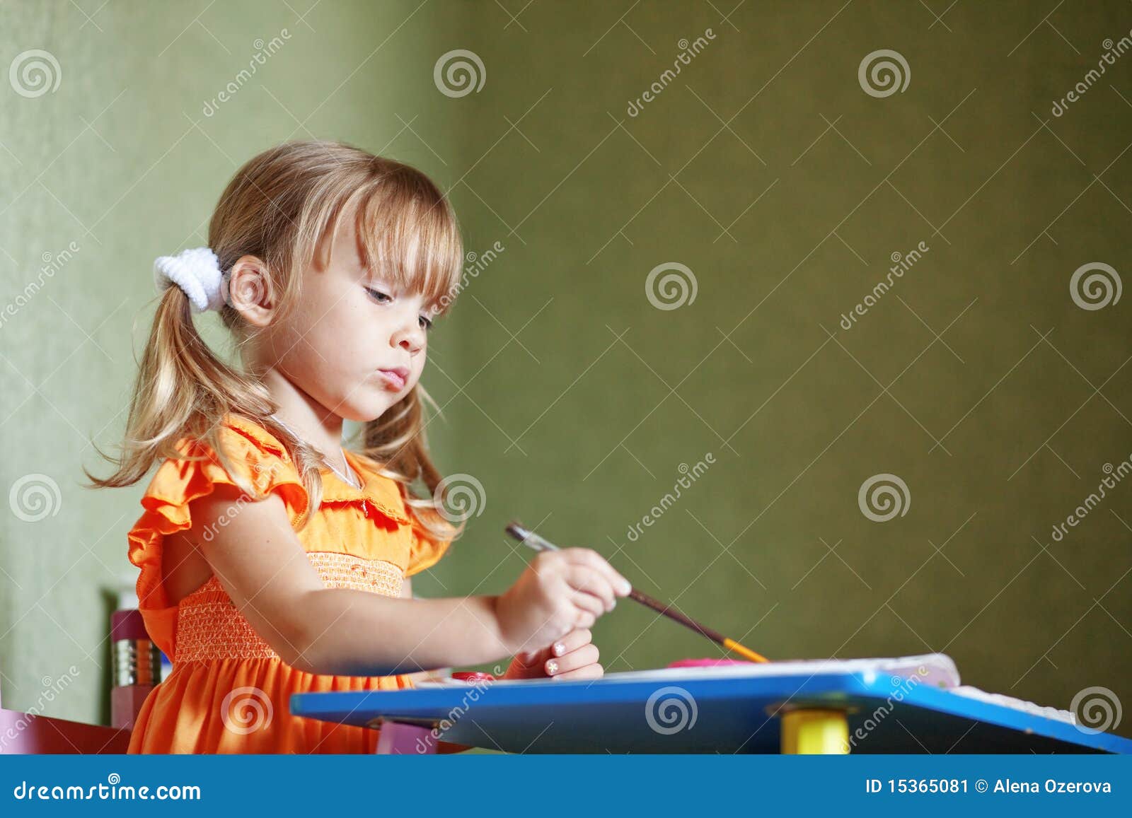 Child drawing at home stock image. Image of artist, expression - 15365081