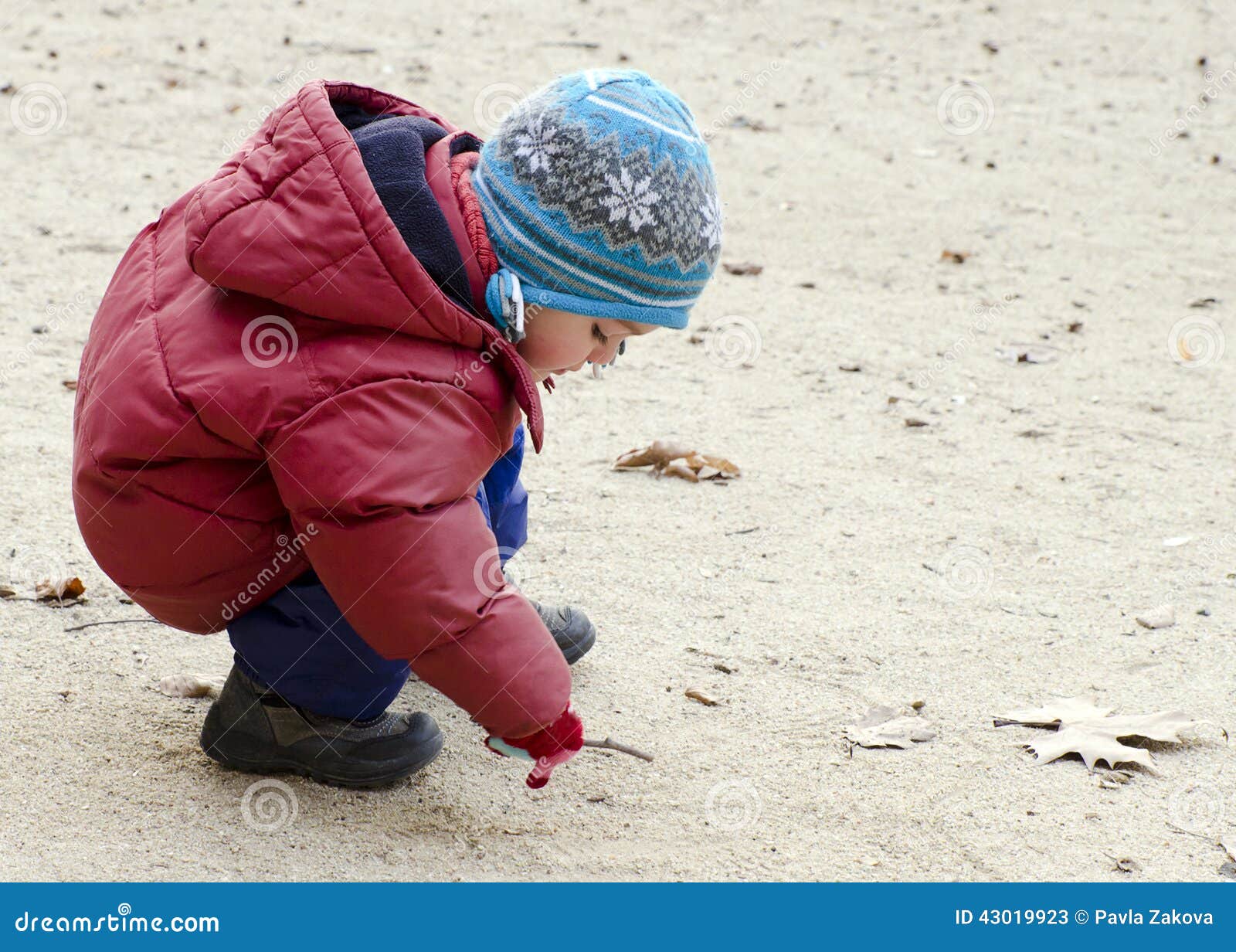 Child drawing into sand stock image. Image of path, outside - 43019923
