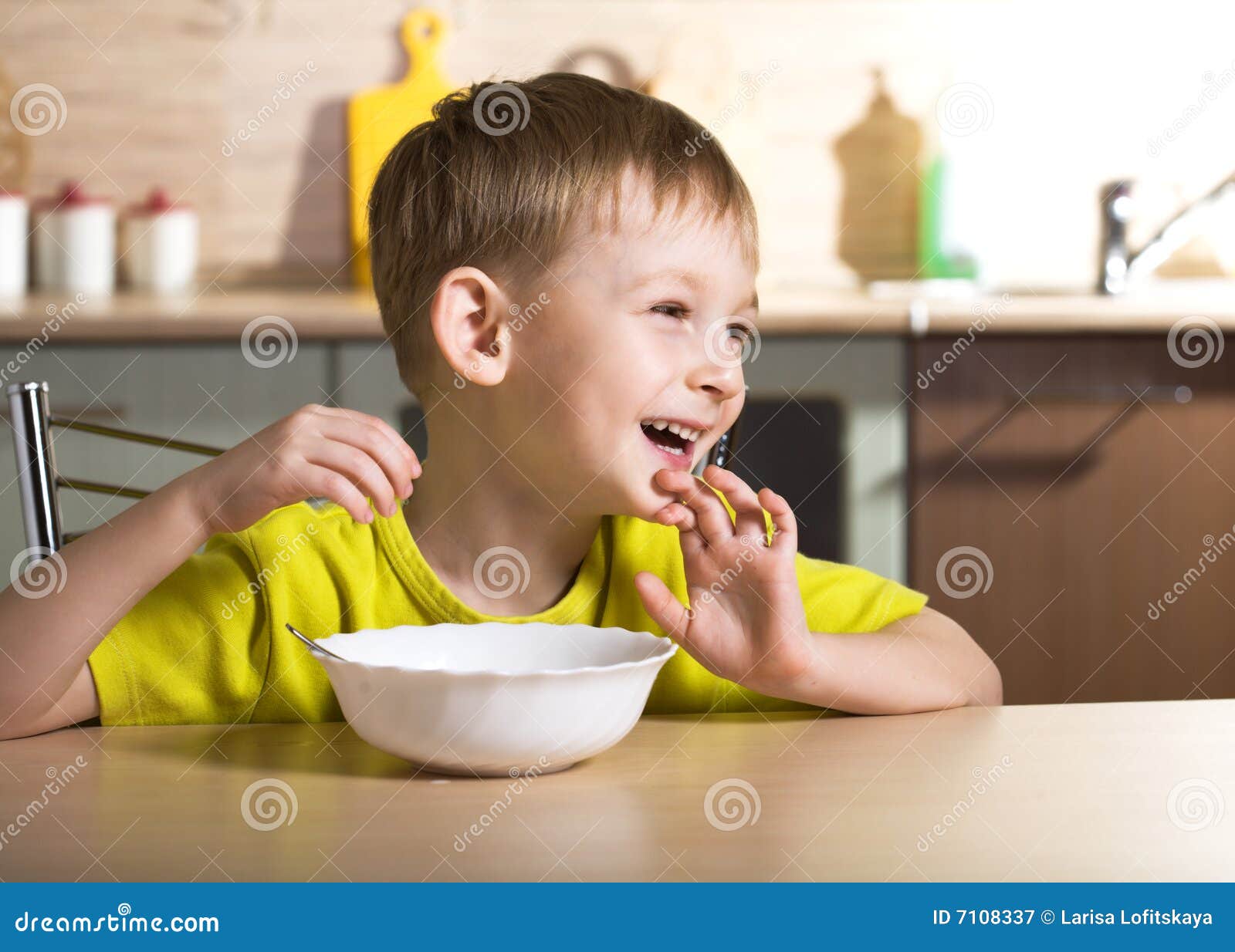 Child eating breakfast stock image. Image of little, kitchen - 7108337