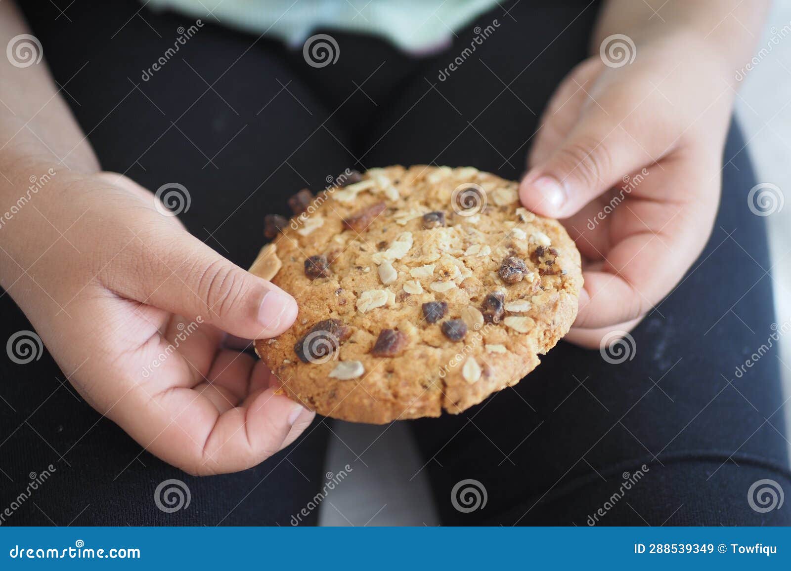 Child Hand Holding Sweet Cookies Stock Image - Image of biscuit, tack ...
