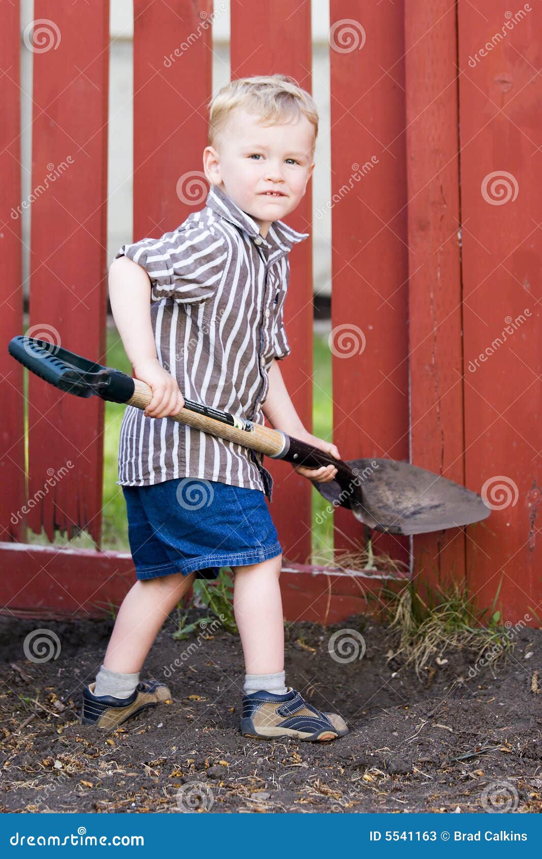 Child helping shovel stock image. Image of environment - 5541163