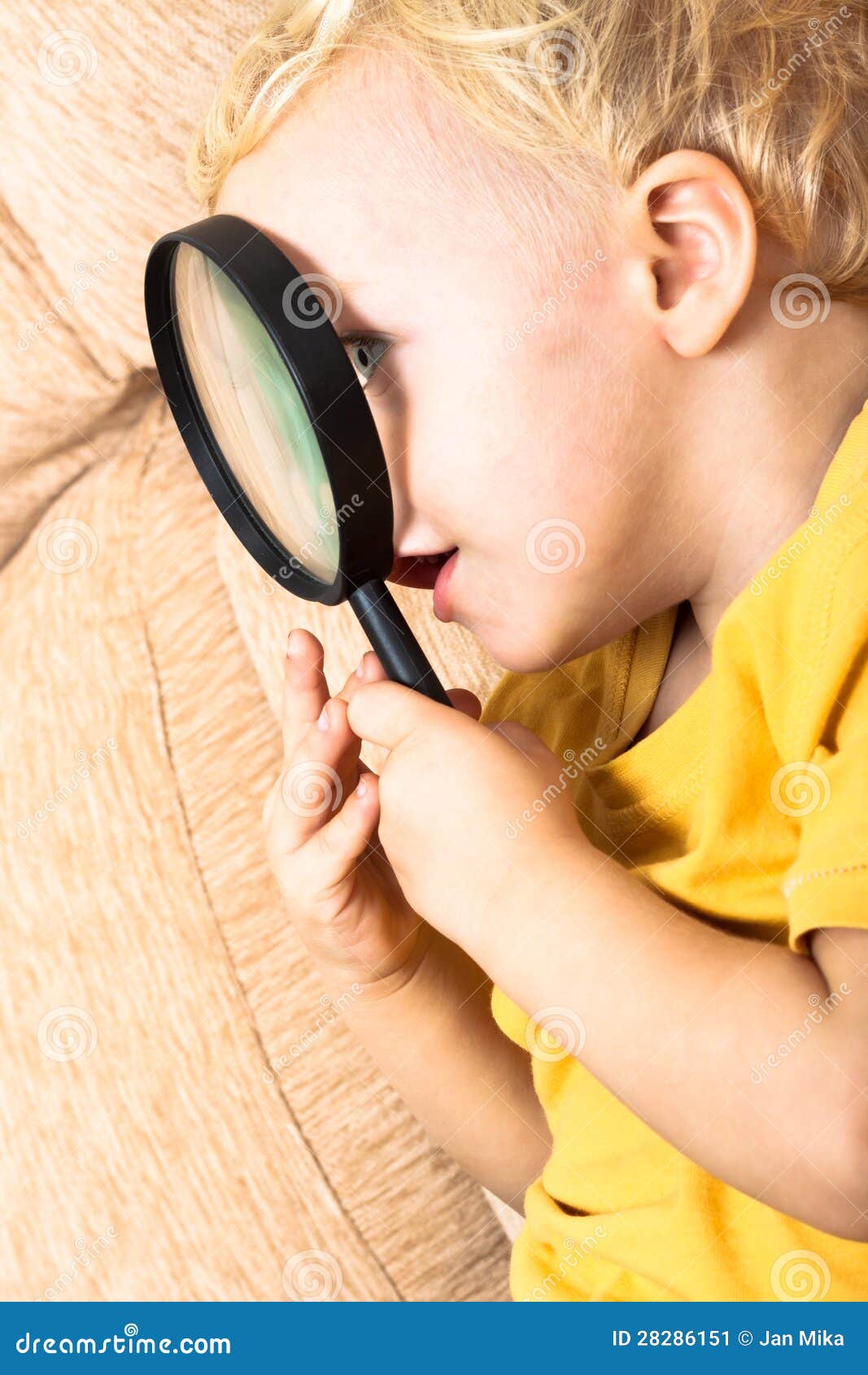 Child with Magnifying Glass Stock Image - Image of childhood, explore ...
