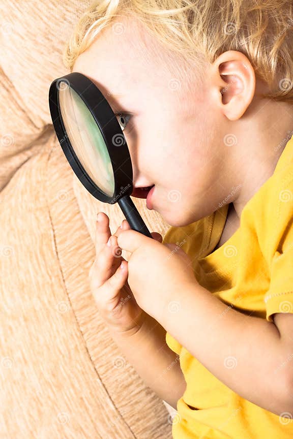 Child with Magnifying Glass Stock Image - Image of childhood, explore ...
