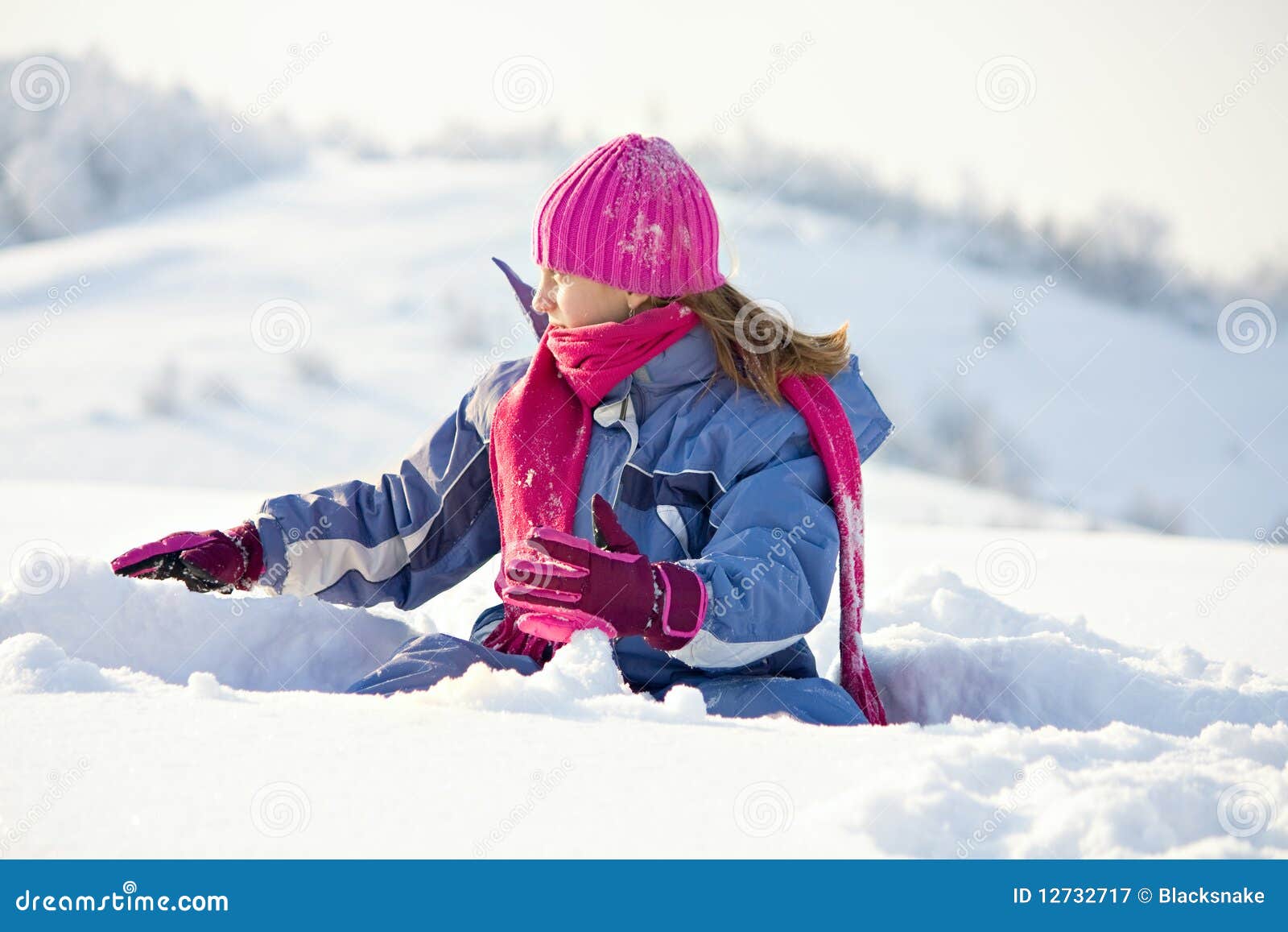 Child play at winter snow stock image. Image of clothing - 12732717