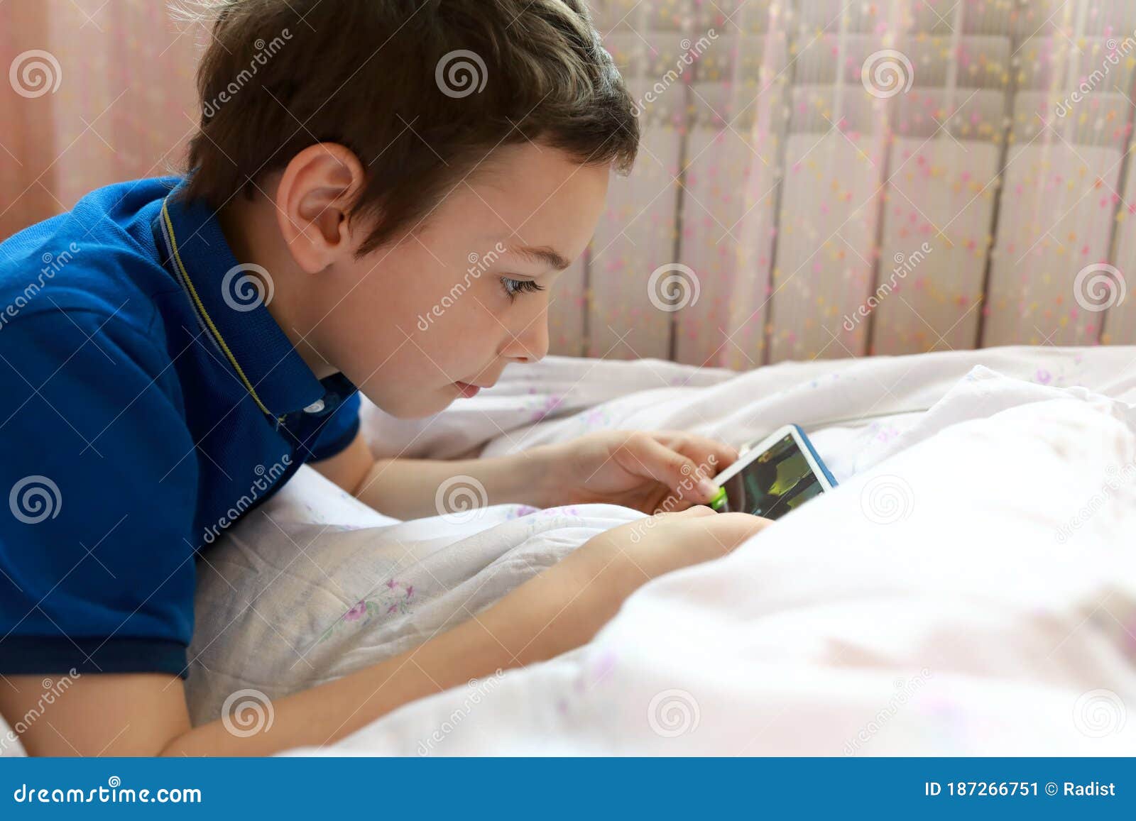 Child Playing in Smartphone Stock Image - Image of gaming, phone: 187266751
