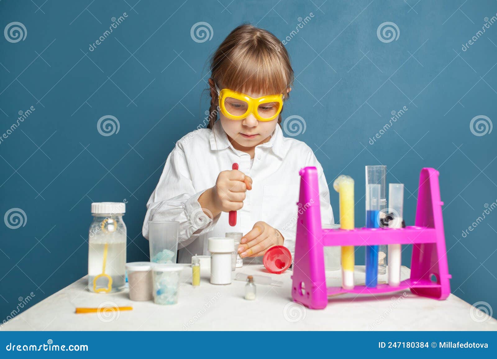 Child School Student Conducting Science Experiments in Classroom Stock ...