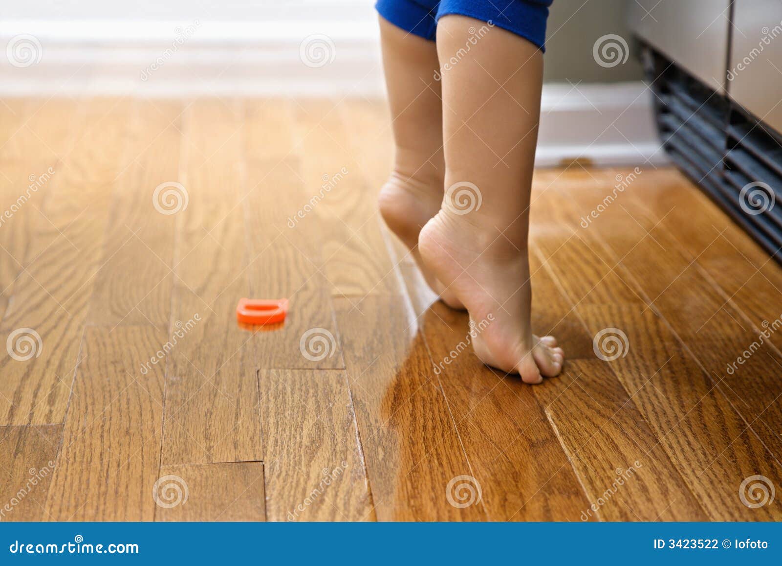 Tiptoe Stock Photography | CartoonDealer.com #35328818