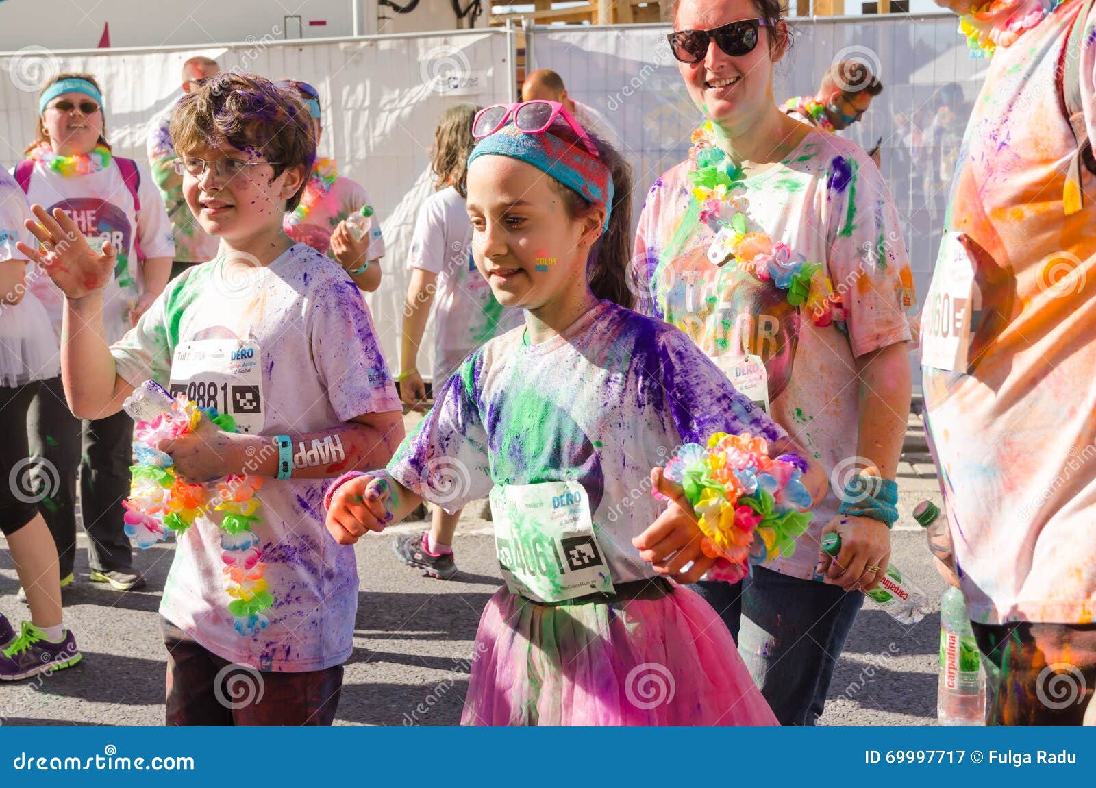 Children at the Color Run editorial photography. Image of event - 69997717