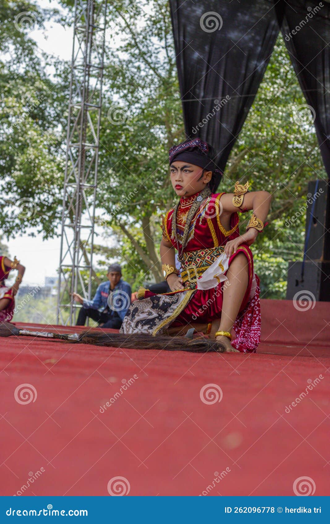 Traditional dance editorial stock photo. Image of festival - 262096778