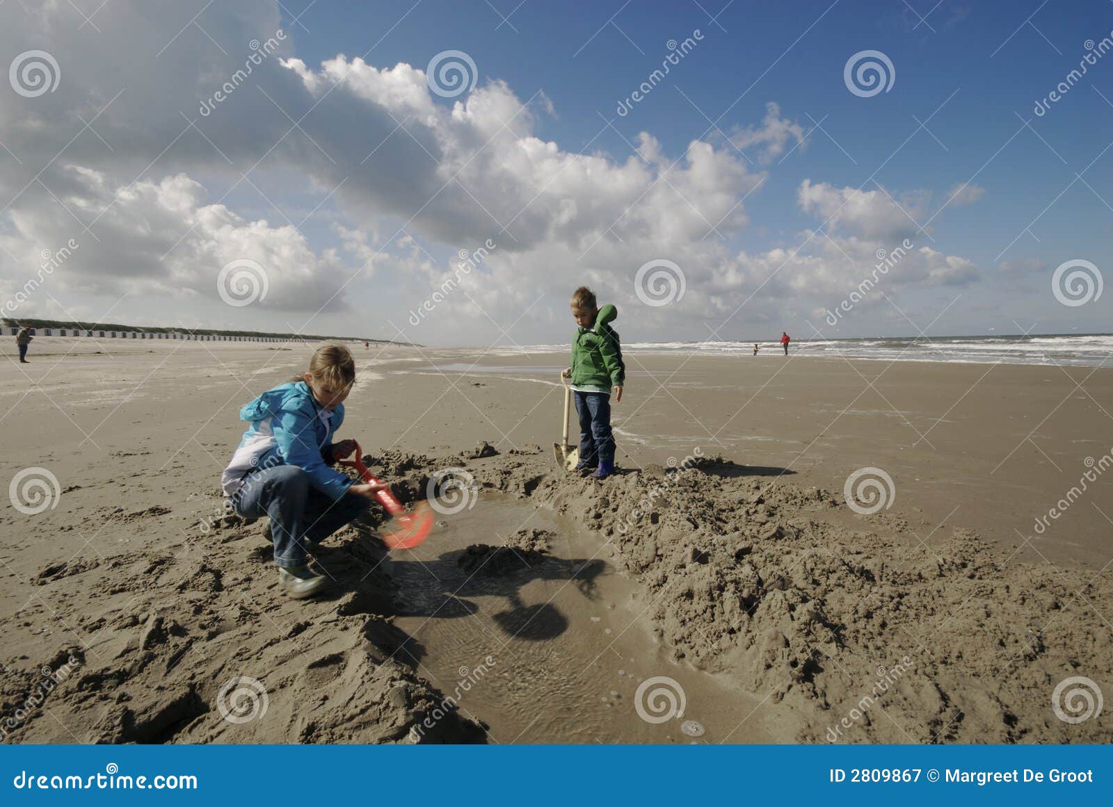 Children Digging at the Beach Stock Image - Image of girl, coast: 2809867