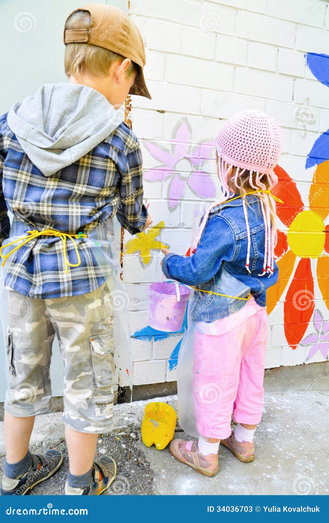 Children drawing graffiti stock image. Image of people - 34036703