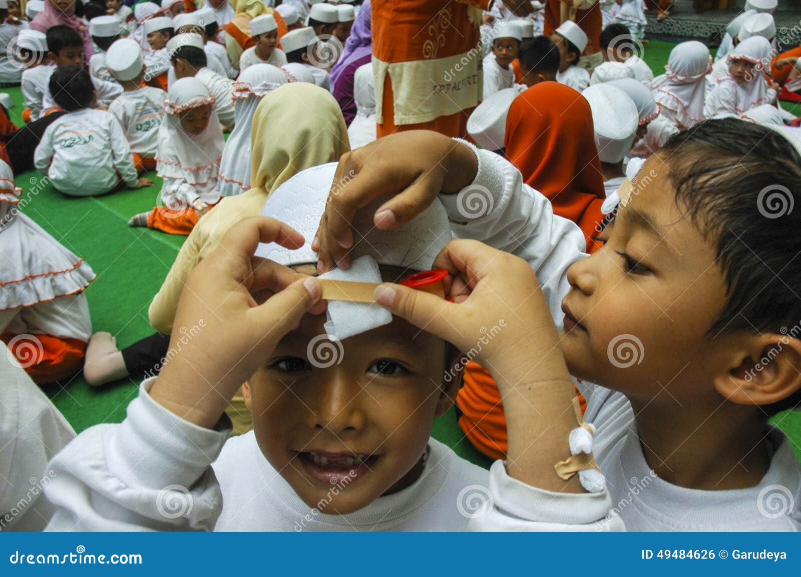 CHILDREN LEARN FIRST AID editorial photo. Image of java - 49484626