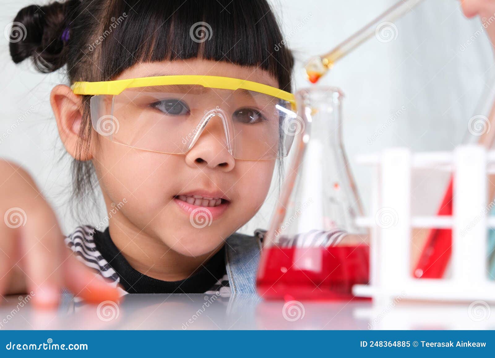 Children are Learning and Doing Science Experiments in the Classroom ...