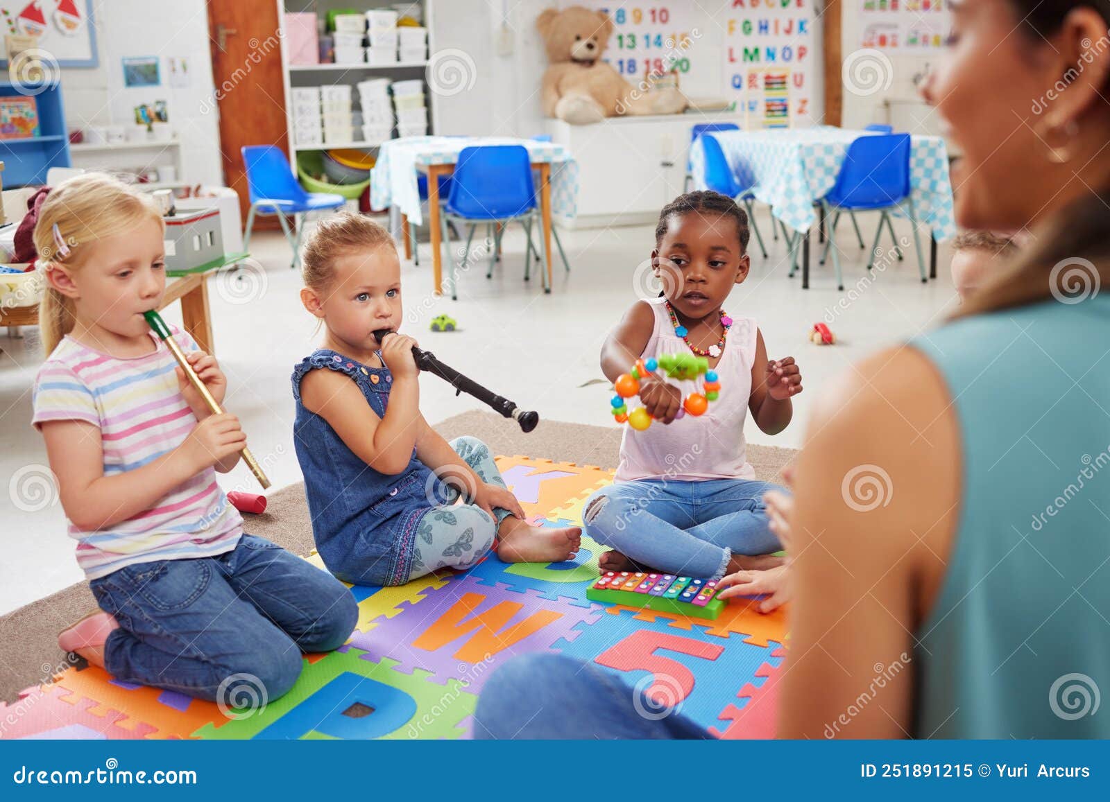 Musical Instruments Helps the Body and Mind Work Together. Children ...