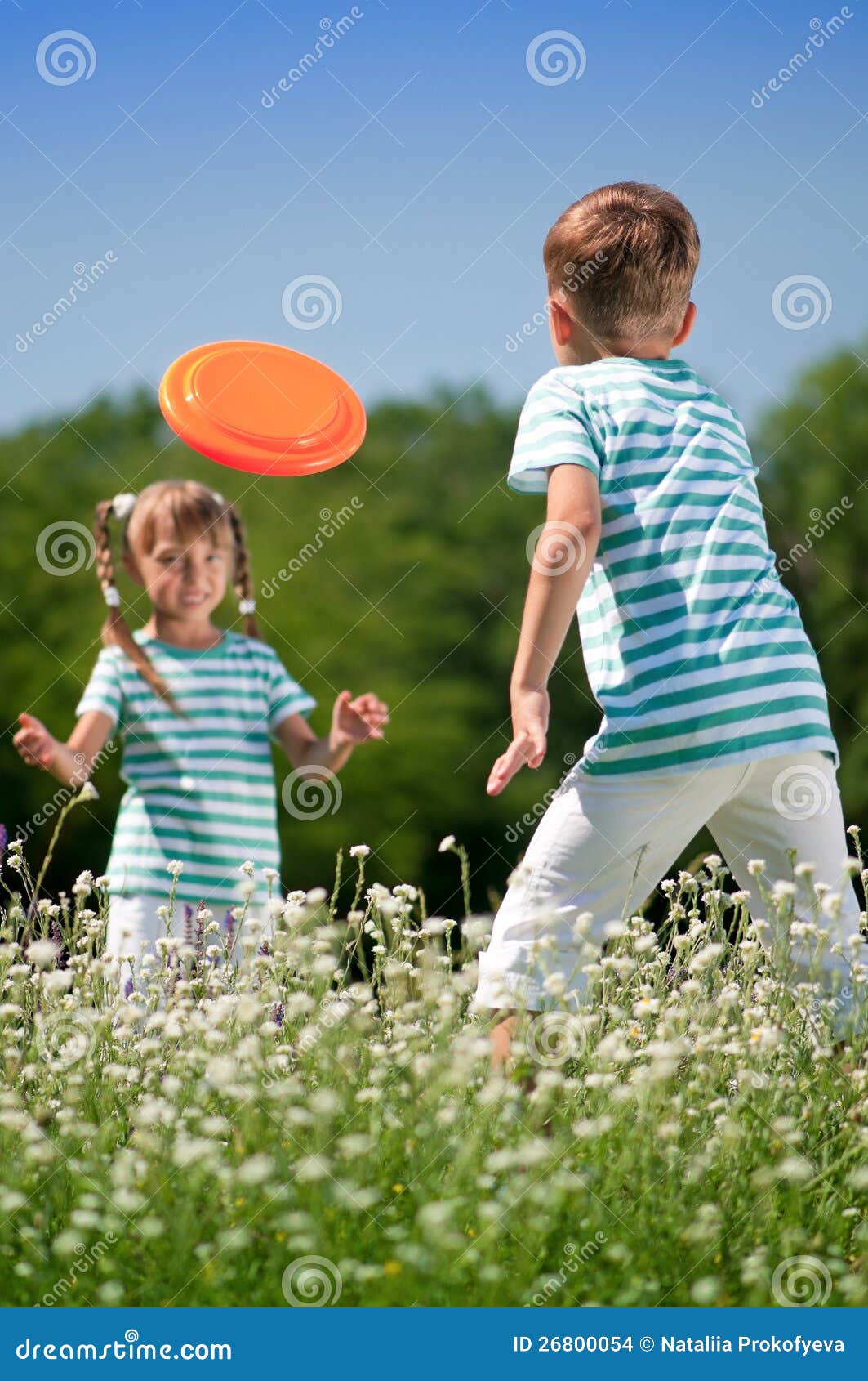 Children Playing Frisbee Stock Images - Image: 26800054