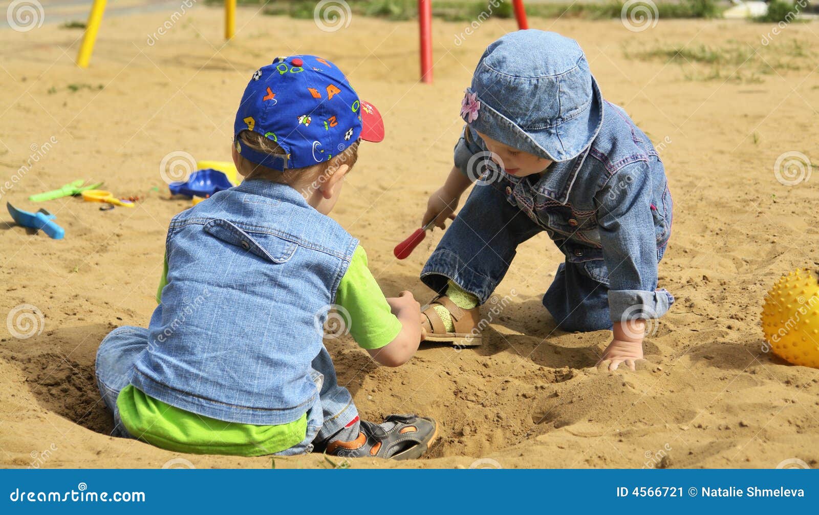 Children Playing in the Sand Stock Image - Image of park, girl: 4566721