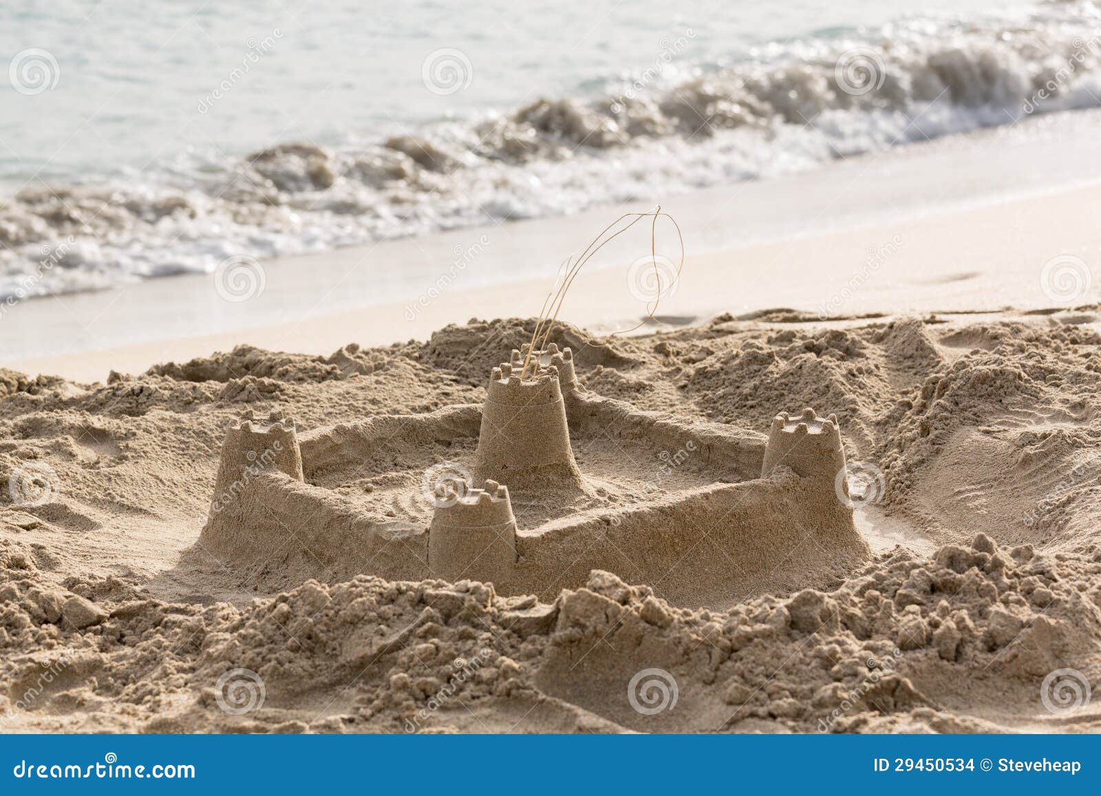 Childs Sandschloss Auf Strand Durch Ozean Stockfoto - Bild von warm ...