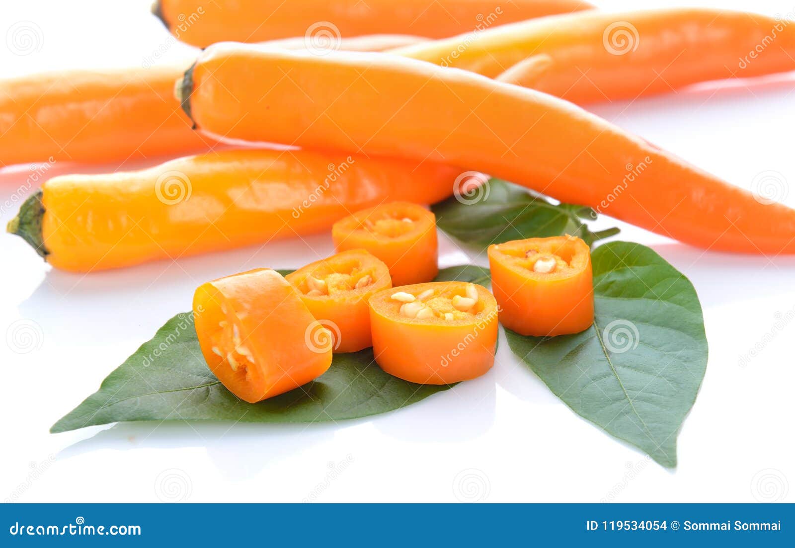 Chile Amarillo En El Fondo Blanco Foto de archivo - Imagen de fresco ...