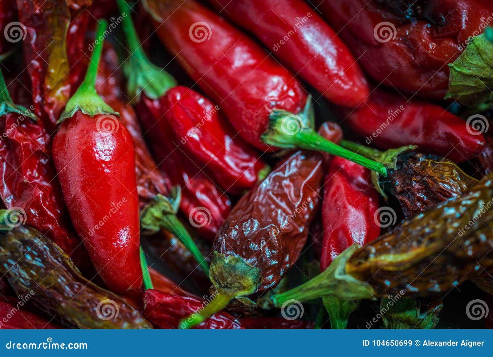 Chile de Tabasco en cuenco imagen de archivo. Imagen de rojo - 104650699