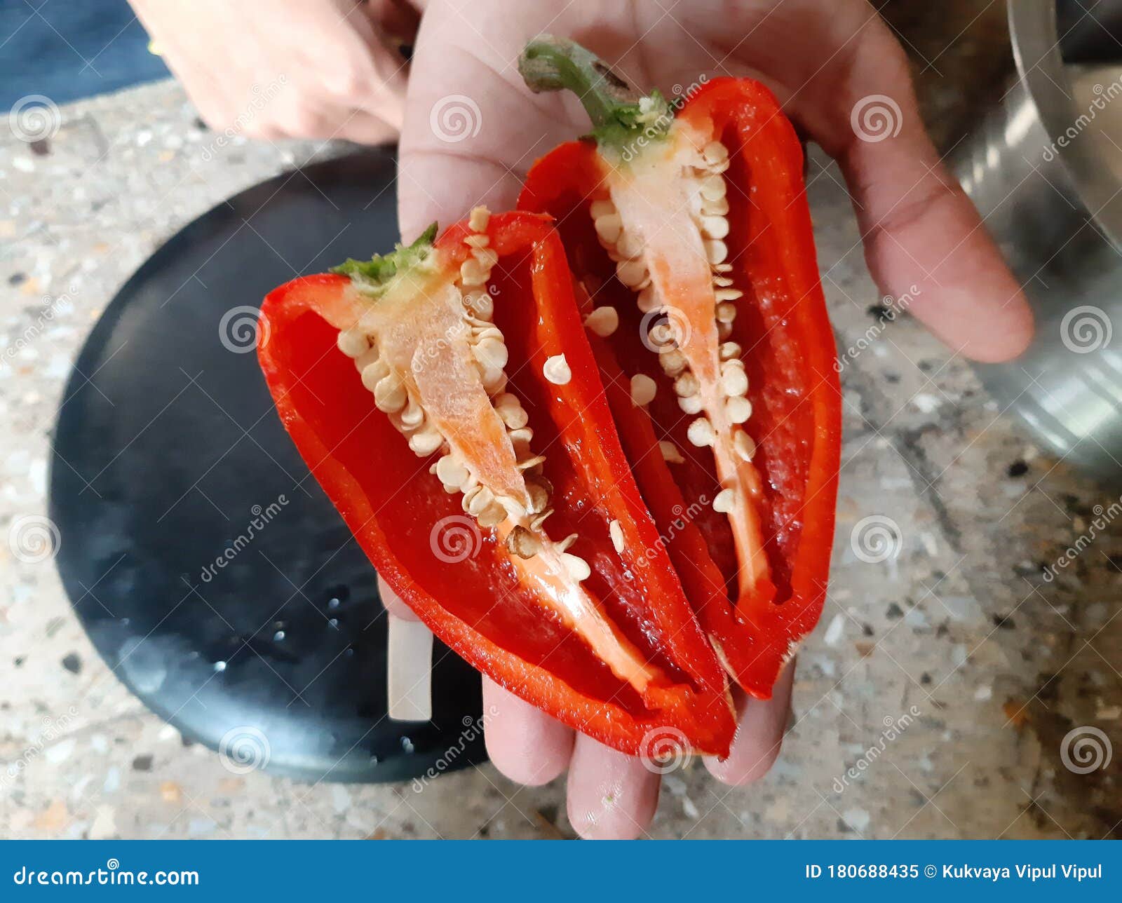 Chile Rojo Cortando Chile Rojo Picado En Ambas Manos. Imagen de archivo ...