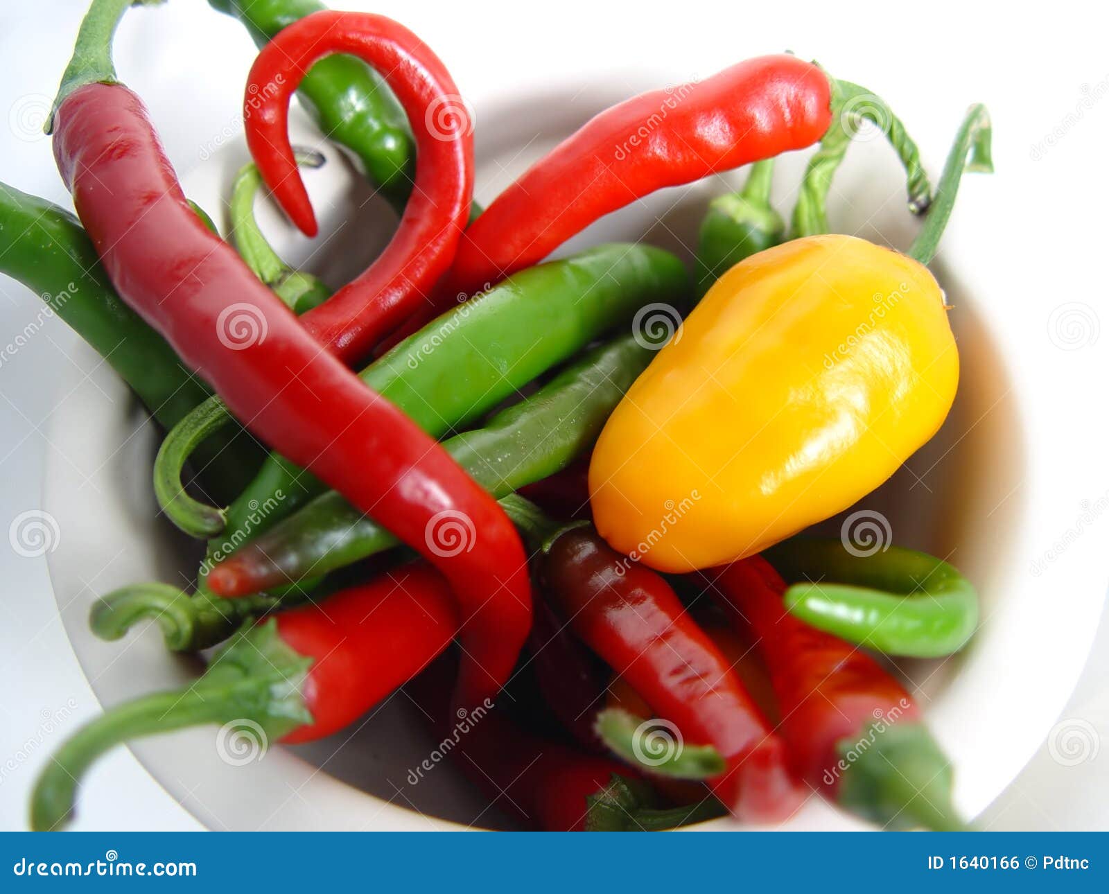 Chiles picantes foto de archivo. Imagen de caliente, rojo - 1640166