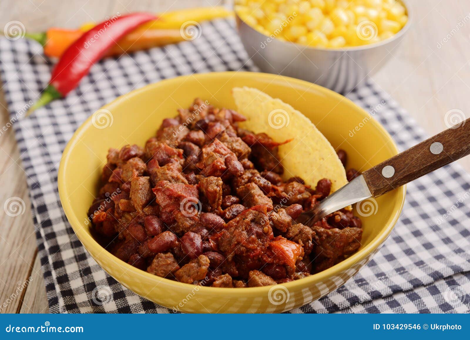 Chili con carne photo stock. Image du personne, partie - 103429546