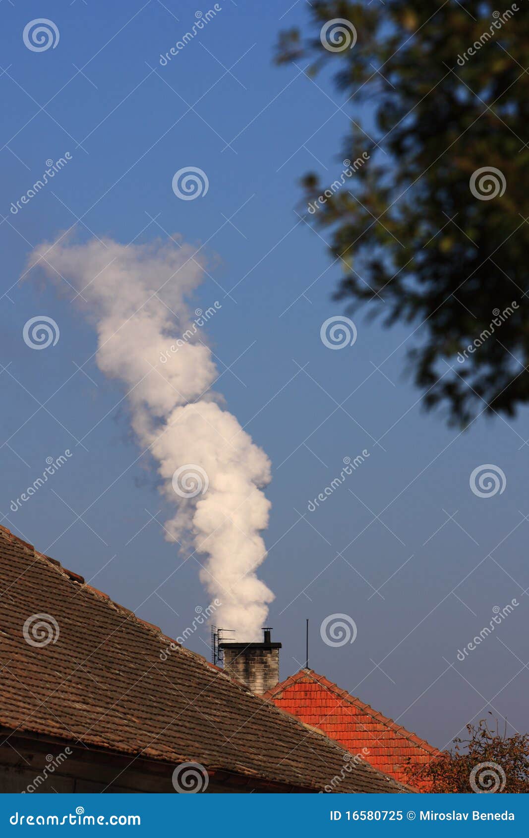 Chimenea Con El Humo Blanco Imagen de archivo - Imagen de rojo ...